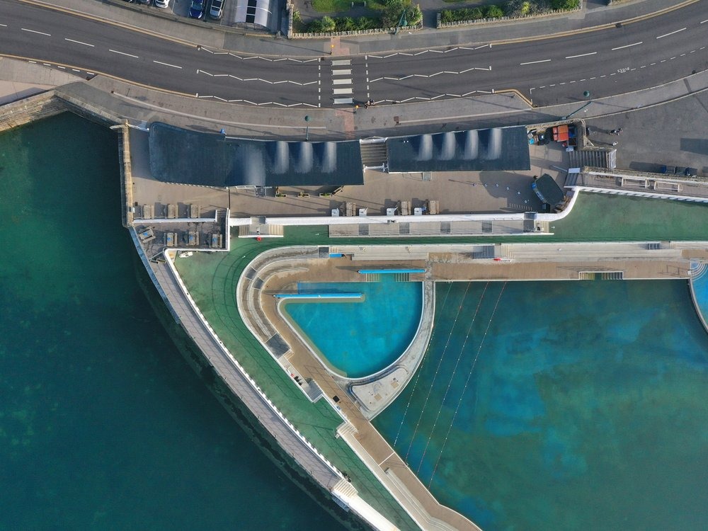 英國絕美露天泳池「Jubilee Pool」！緊鄰大西洋、擁有百年歷史的裝飾藝術風格泳池 | La Vie | 設計美學、生活藝術、創意風格