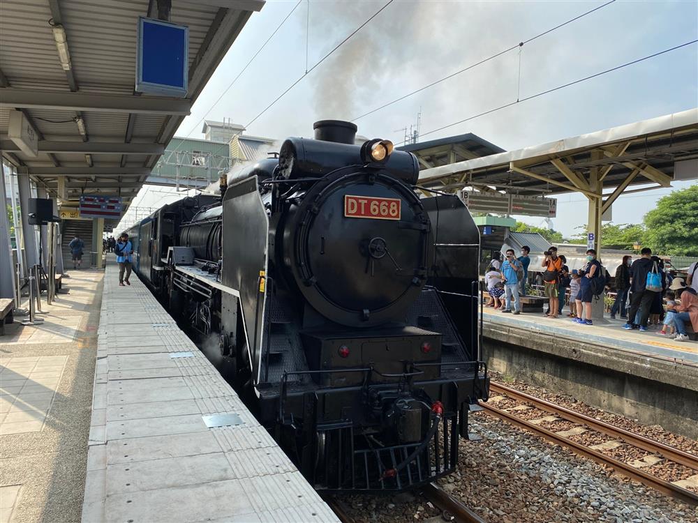 「2022坐火車迺市仔」台南登場！DT668國王號蒸汽火車再出動，質感周邊、精彩系列活動一次看 | La Vie