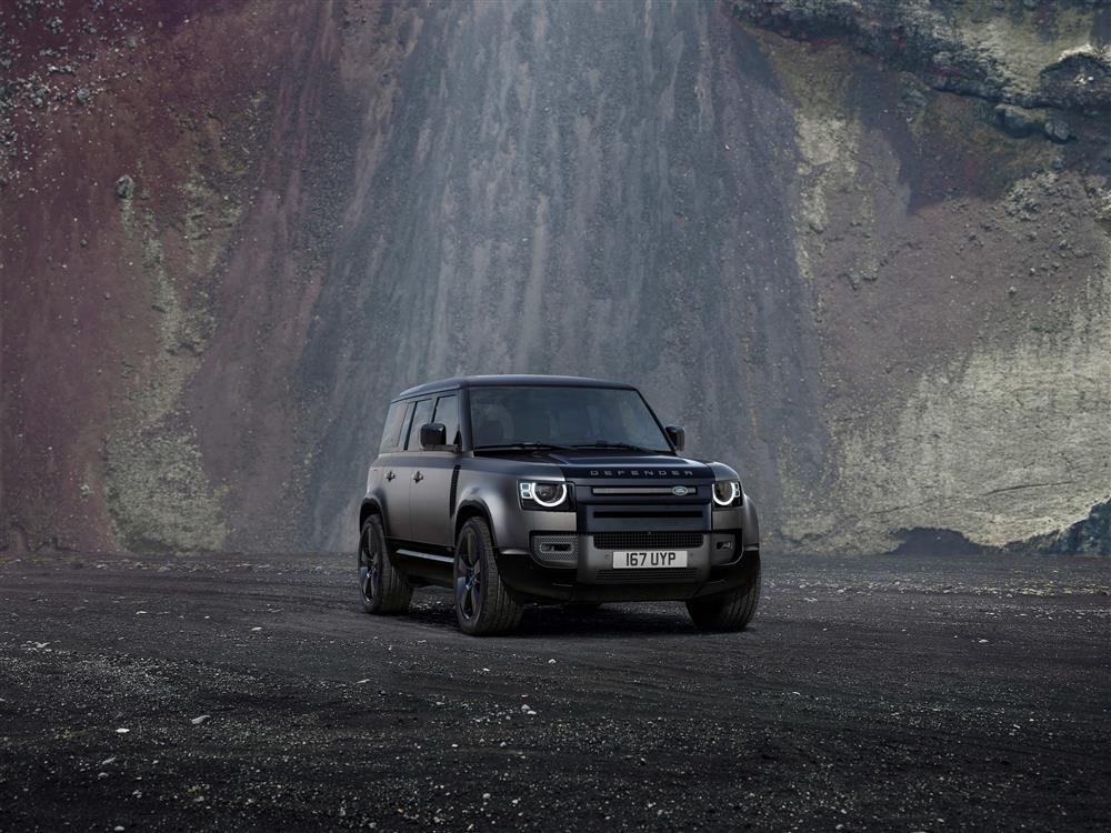 「越野王者」磅礴誕生！Defender V8 Carpathian Edition 以內外兼具的奢華，成為戶外玩家的極致夢想 | La Vie